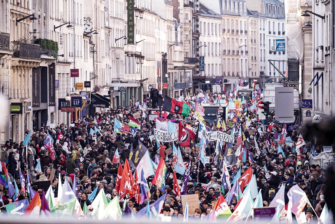 В Париже хулиганы устроили беспорядки в ходе молодежной демонстрации против пенсионной реформы