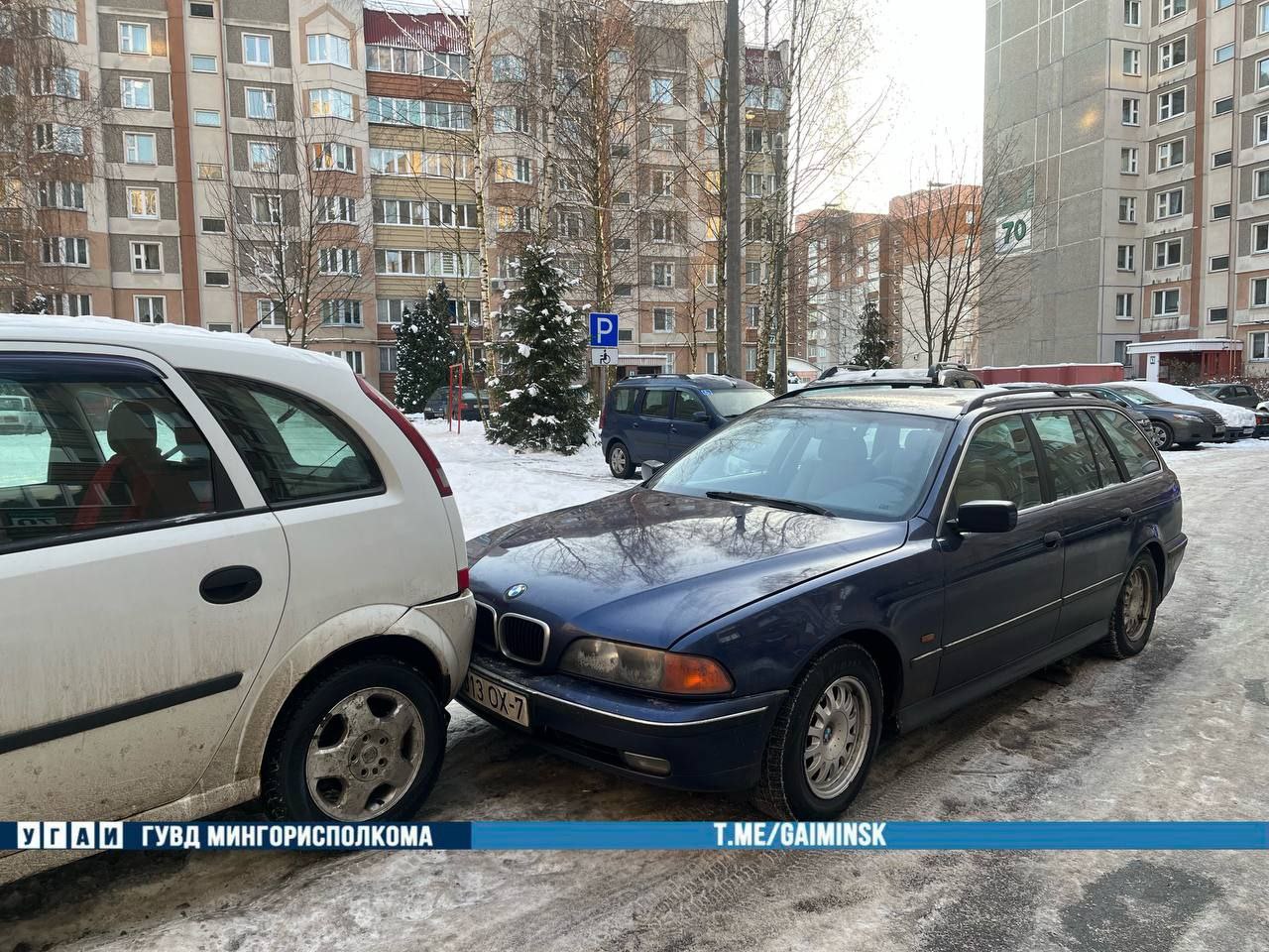 Водитель протаранил в минском дворе четыре авто и скончался | СмартПресс