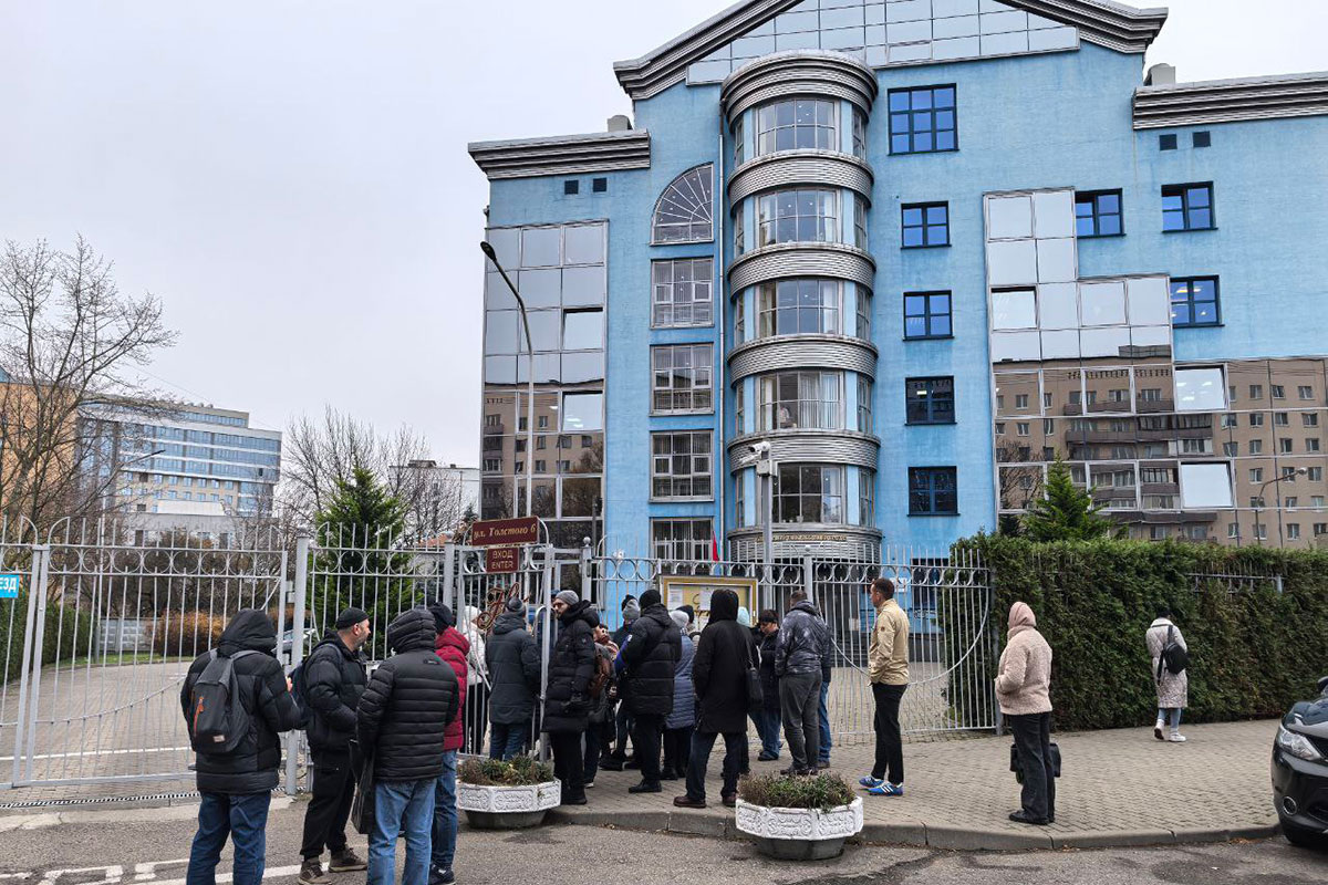 "Продали 1647 купюр за 3 дня". У здания Нацбанка снова ажиотаж