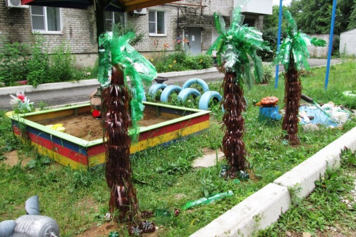 Не надо пластика и покрышек: чем лучше украсить двор у дома